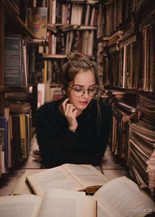 عکس در حال کتاب خواندن عکس نودی